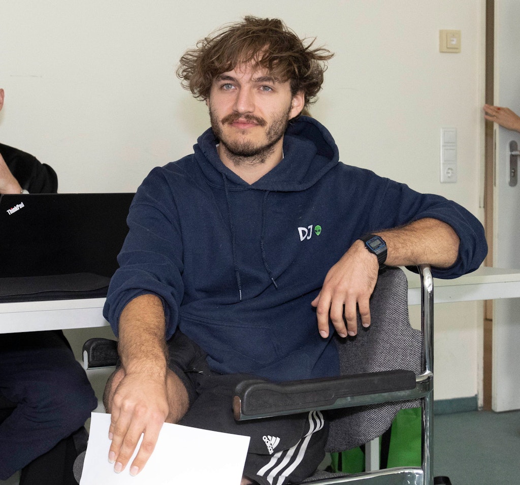 Letzte Generation: Angeklagter Klima-Kleber trägt in Berlin ...