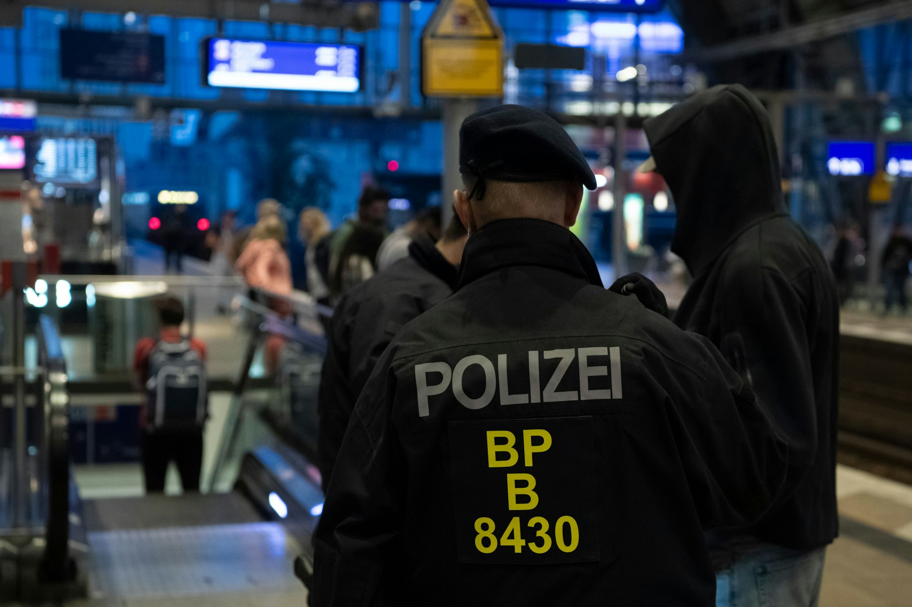 Alexanderplatz: Streit in Wechselstube gipfelt in Messerstecherei