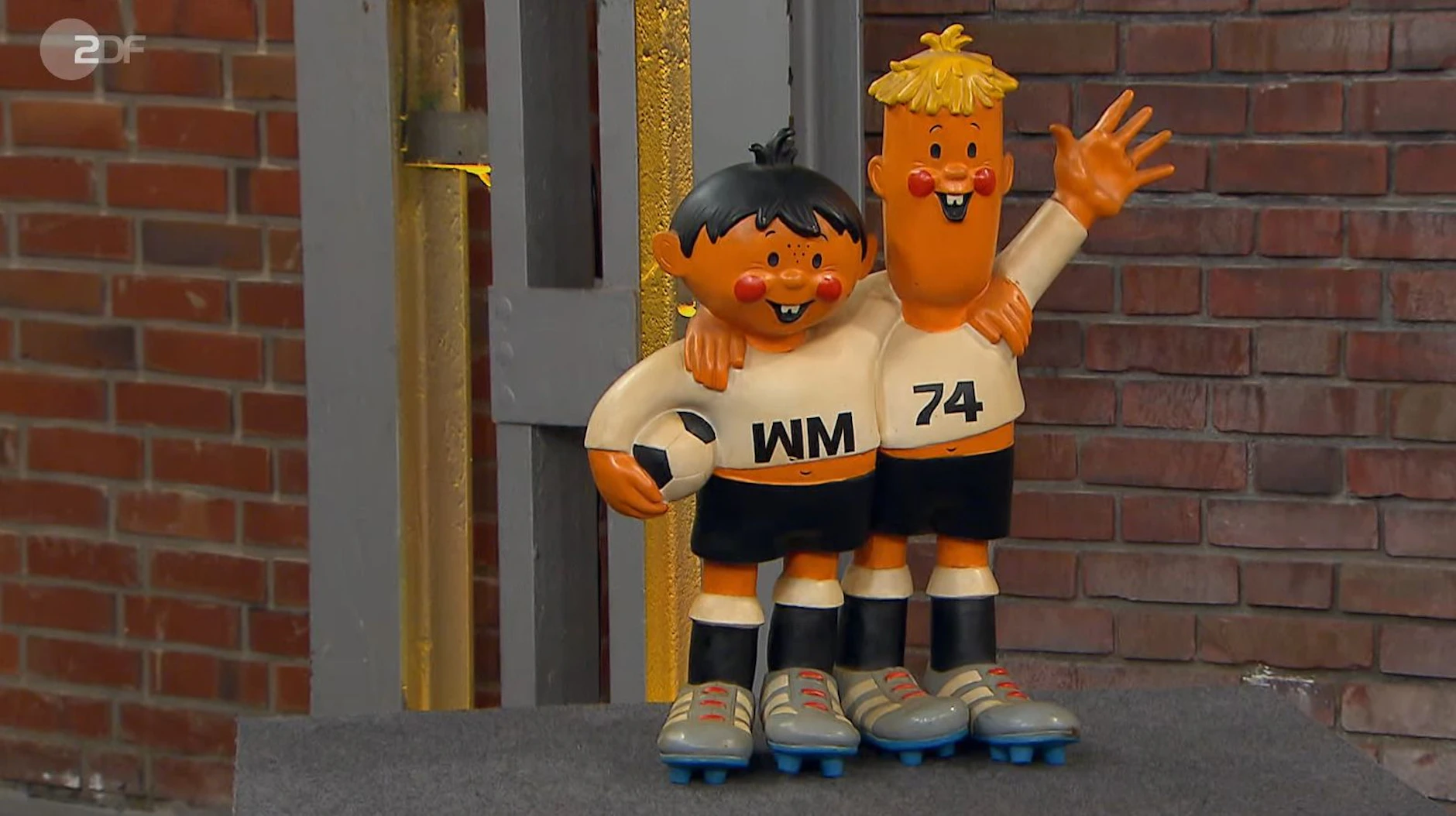 WM-Maskottchen aus goldenen Fußballzeiten stürmen „Bares für Rares“