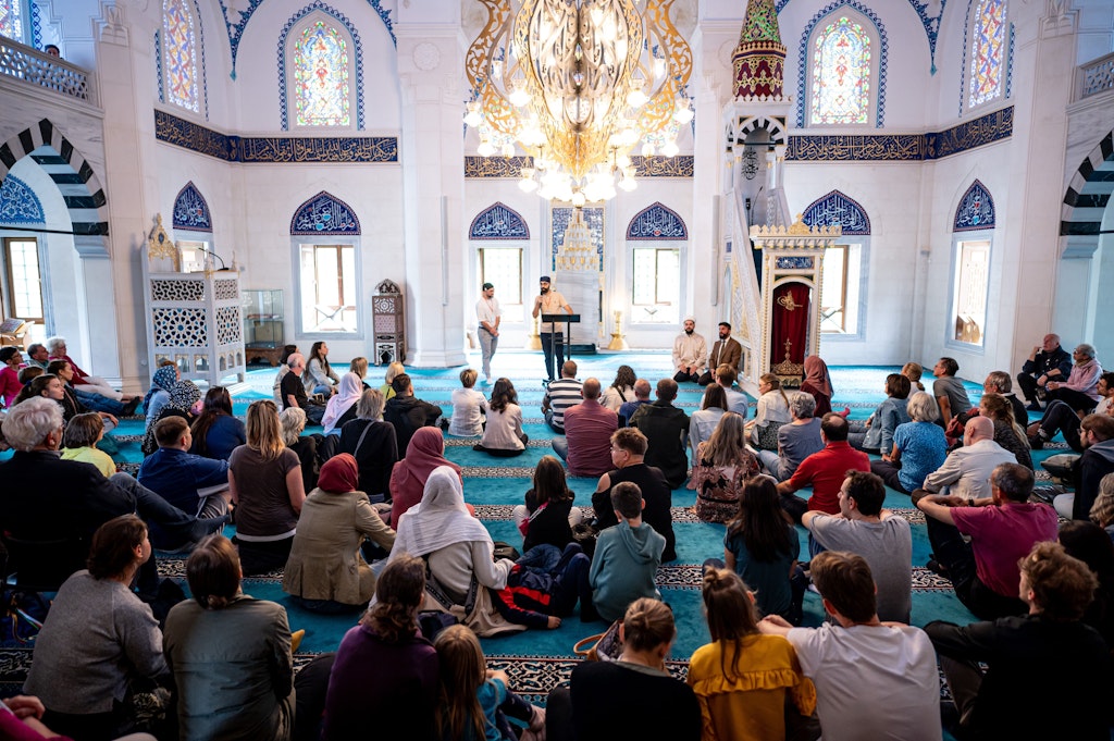 Berliner Moscheen besucht: Wie sich deutsche Einheit und der Tag der ...