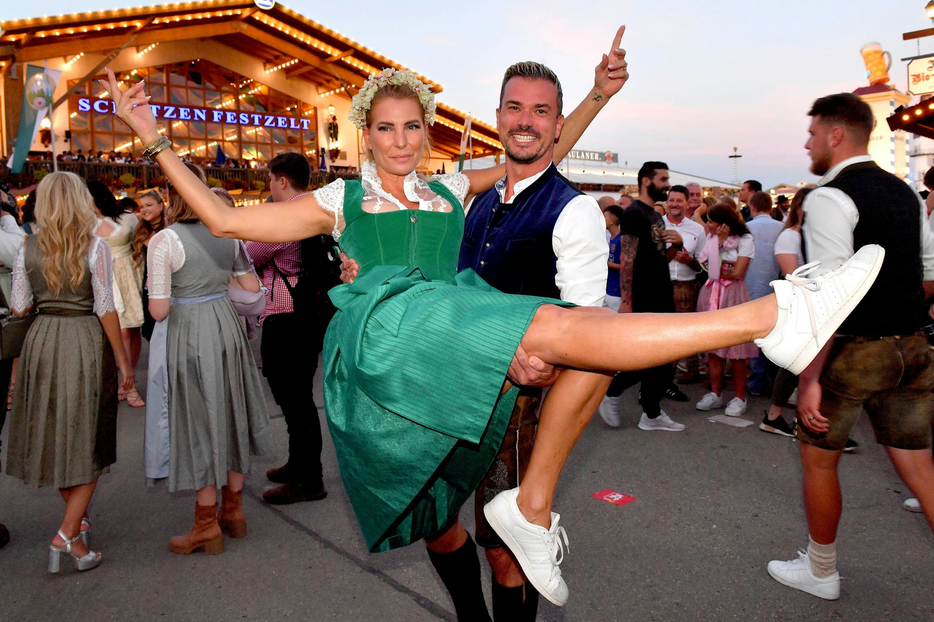Mit Ludwig auf dem Oktoberfest: Giulia Siegel knutscht fremd mit einer Frau