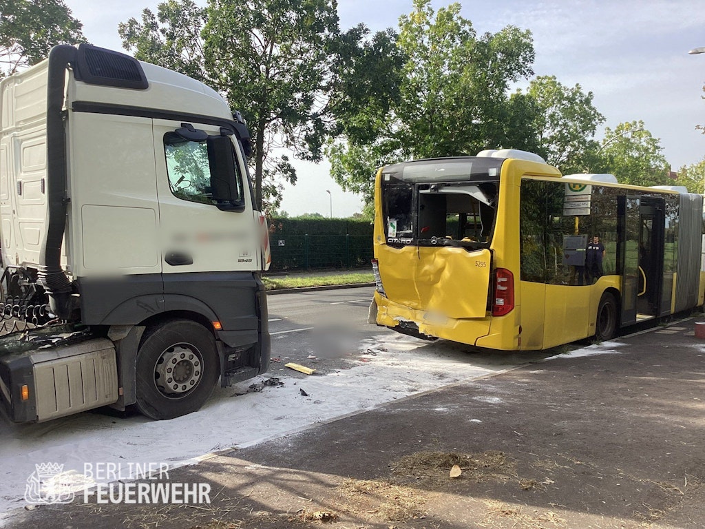 Lkw kracht auf BVG-Bus – zehn Verletzte mussten ins Krankenhaus