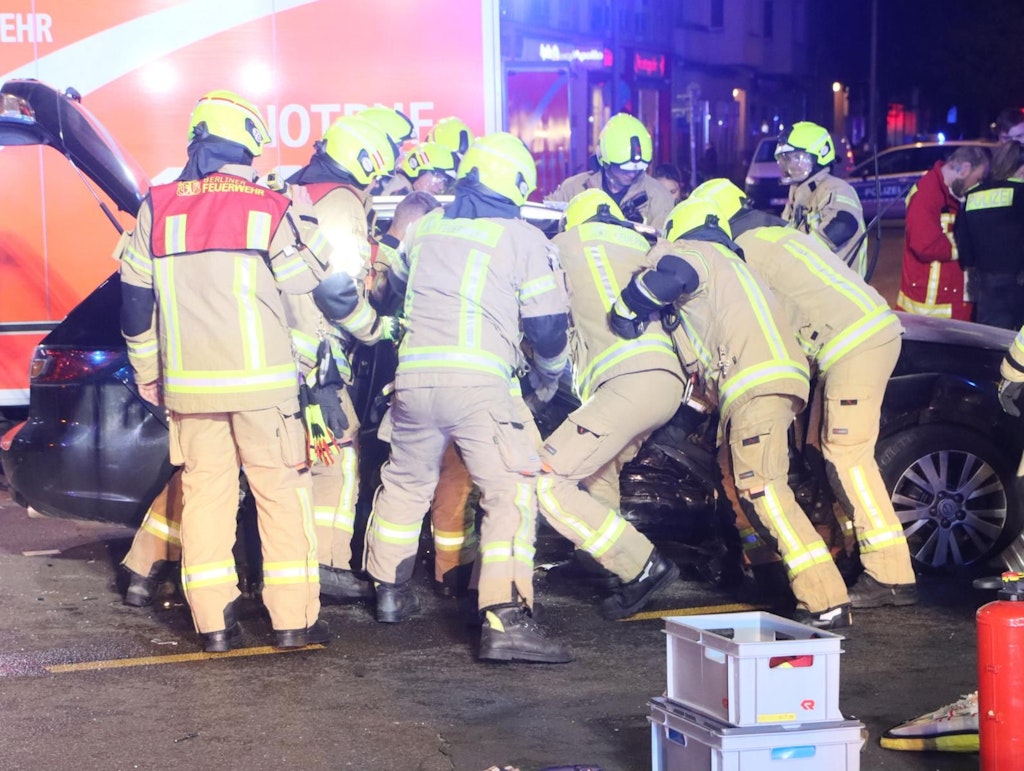 Unfall in Wilmersdorf: Schwerverletzte im Auto eingeklemmt