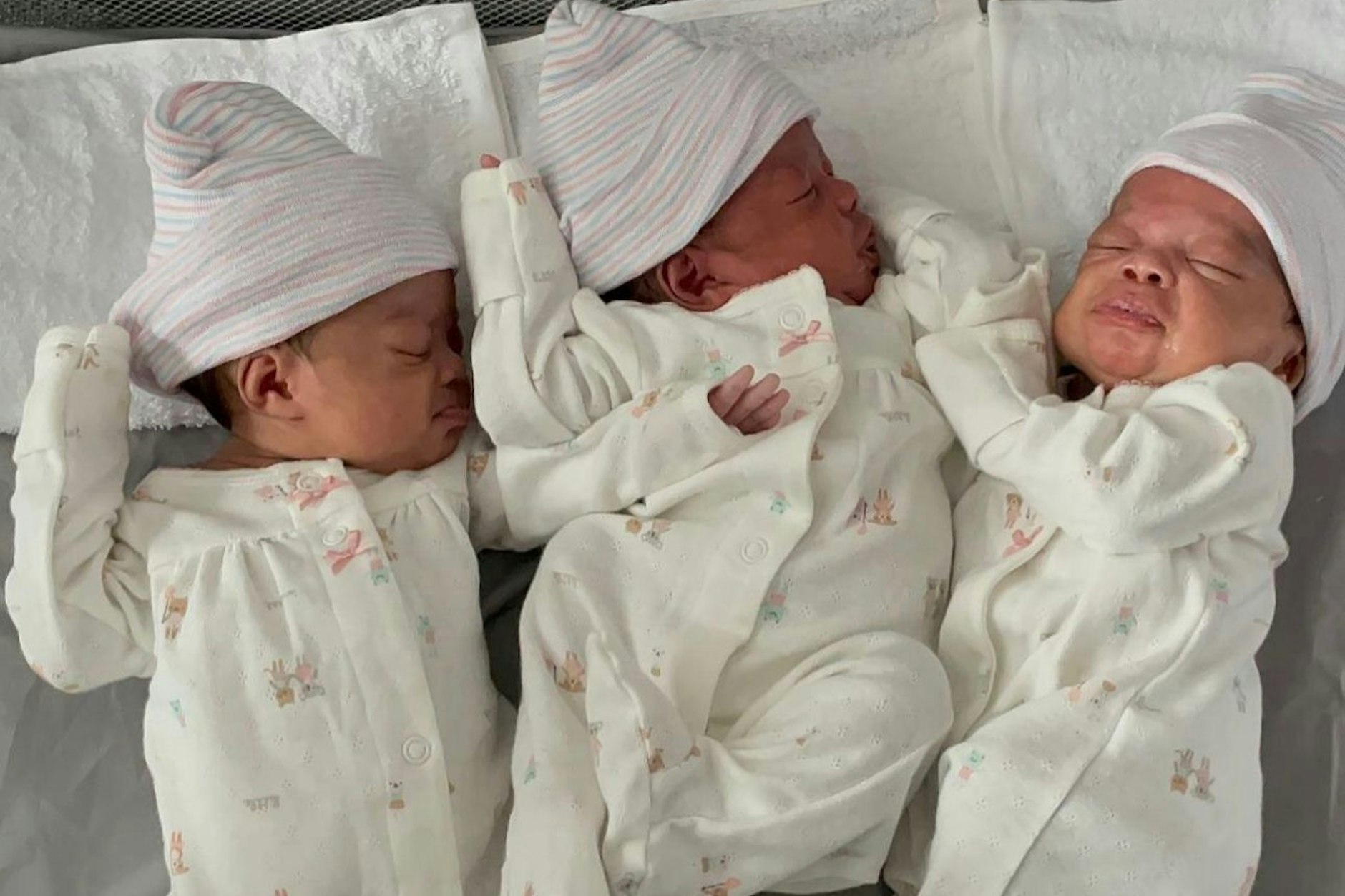 Frau wird zwei Mal innerhalb einer Woche schwanger und bekommt Drillinge!