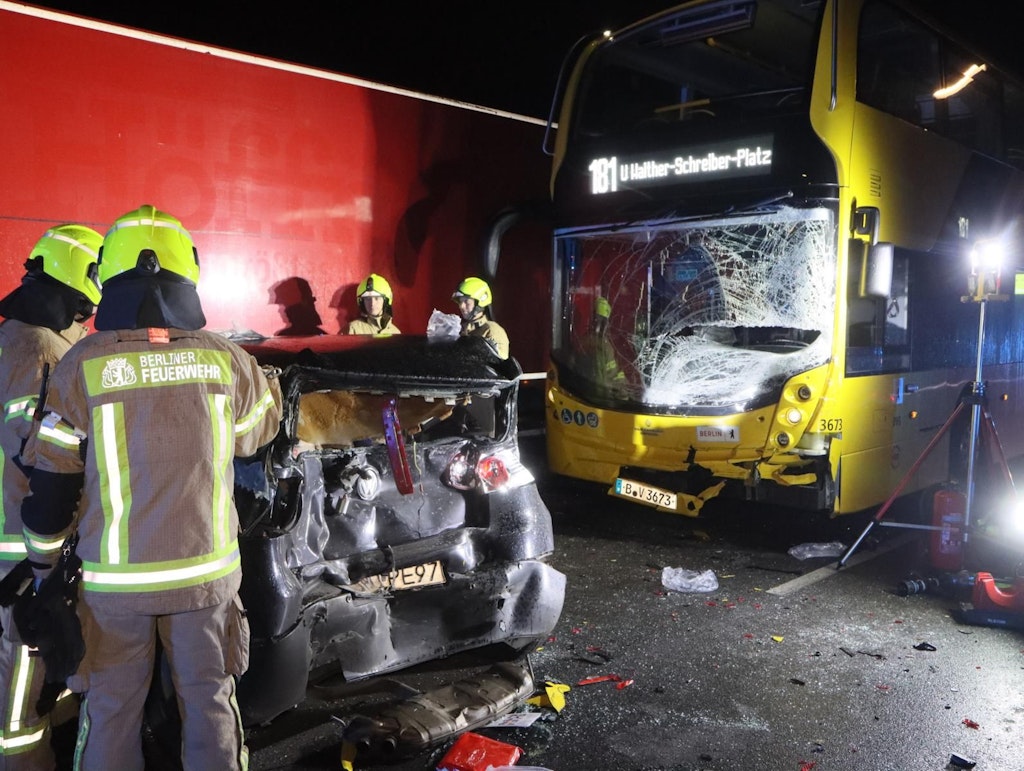Berlin-Mariendorf: Unfall zwischen BVG-Bus und Auto – mehrere ...