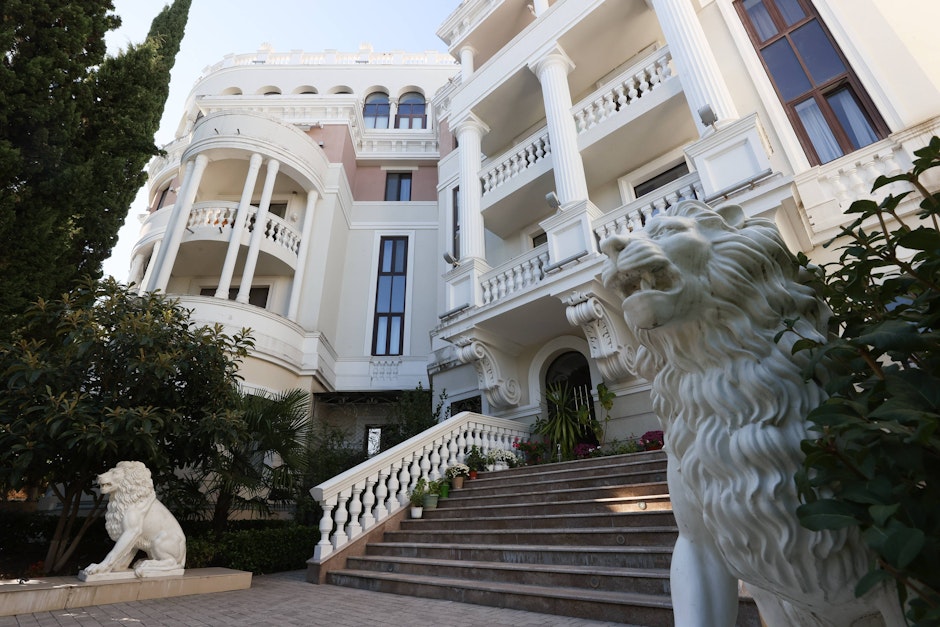 Selenskyj-Wohnung auf der Krim versteigert: Was passiert mit dem Erlös?