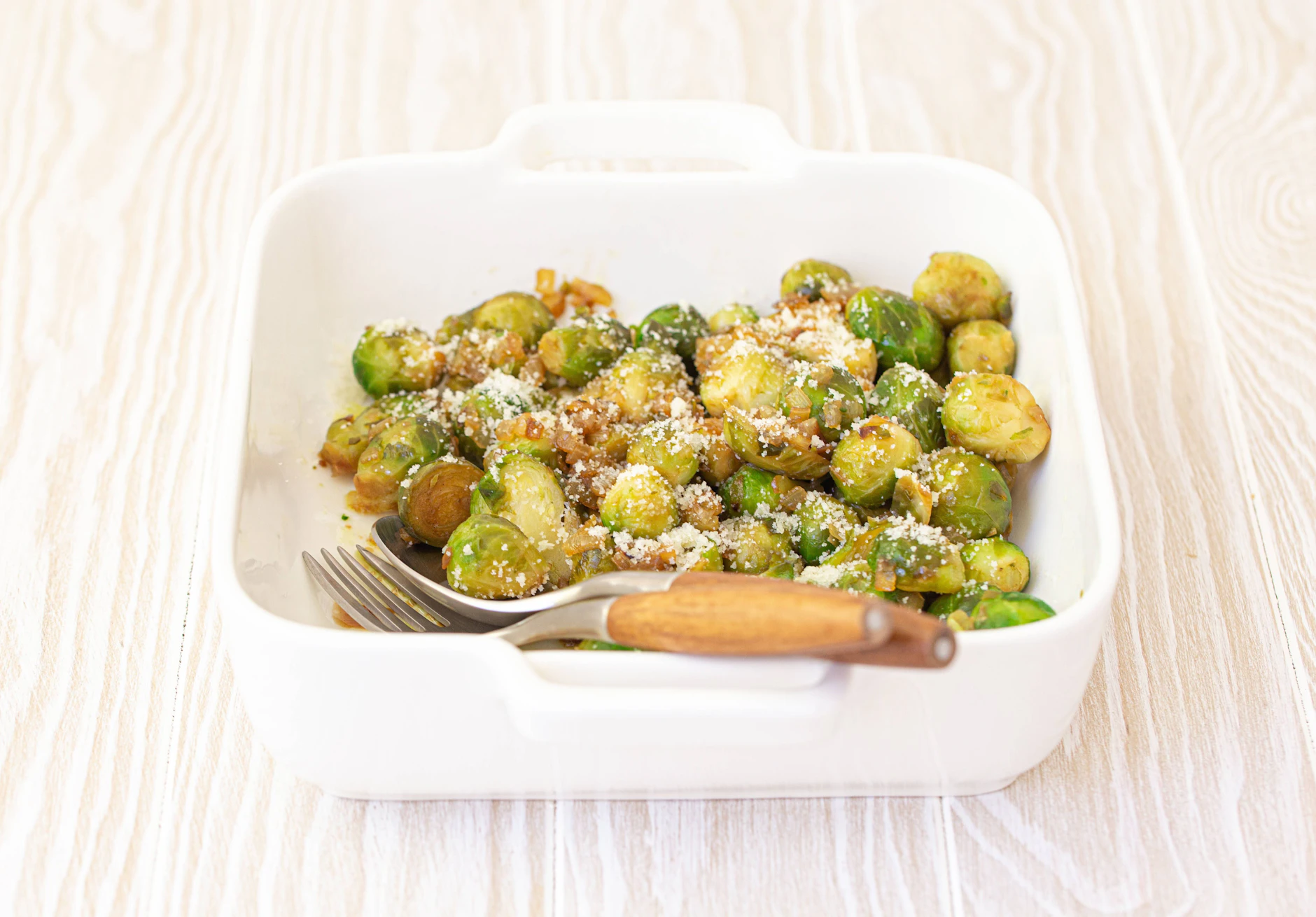 Lecker und schnell! Rezept für Rosenkohl mit Parmesan aus der Pfanne