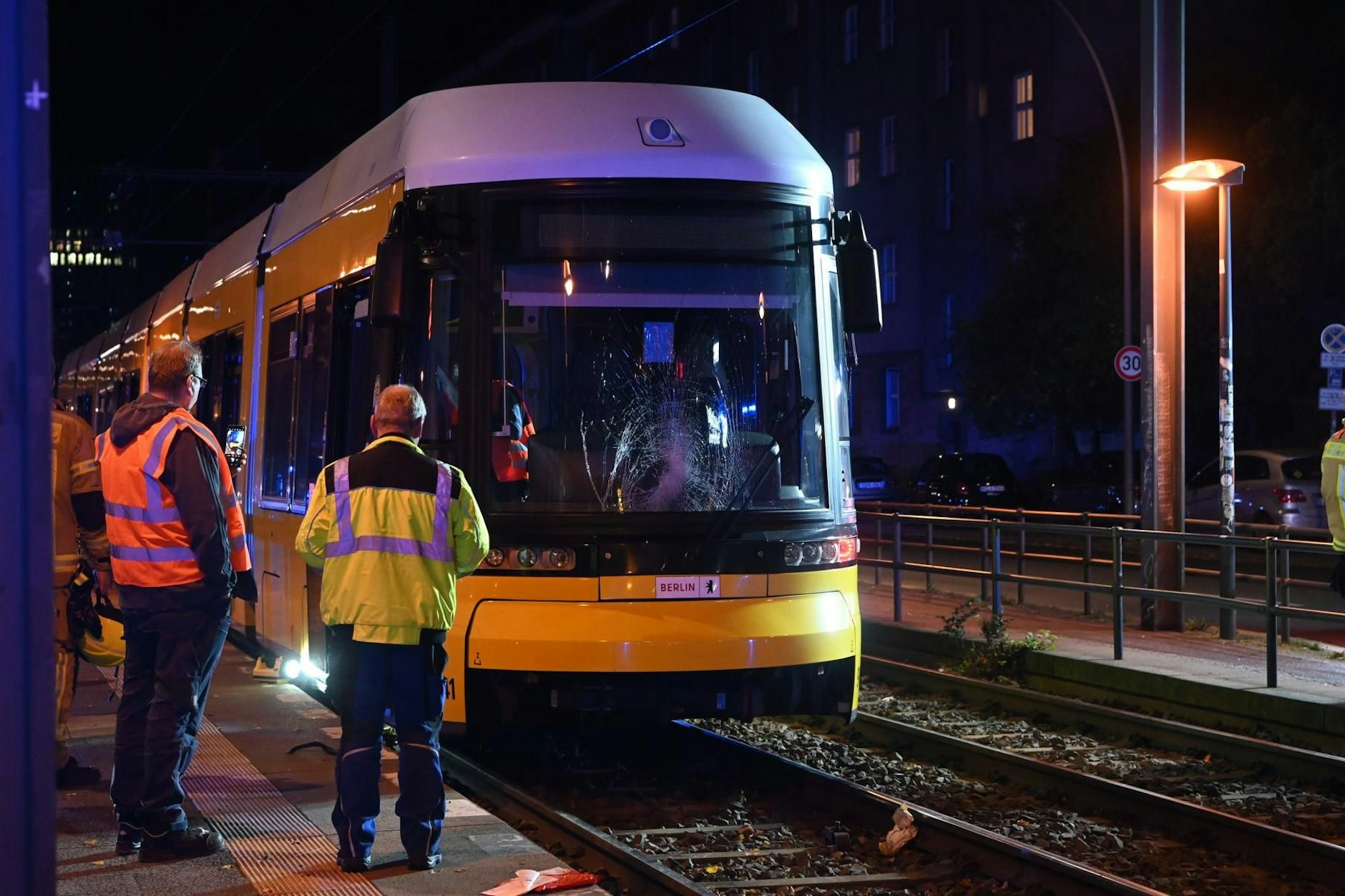 Tram-Unfall in Berlin-Mitte: Fußgängerin auf Torstraße von Straßenbahn erfasst – schwer verletzt