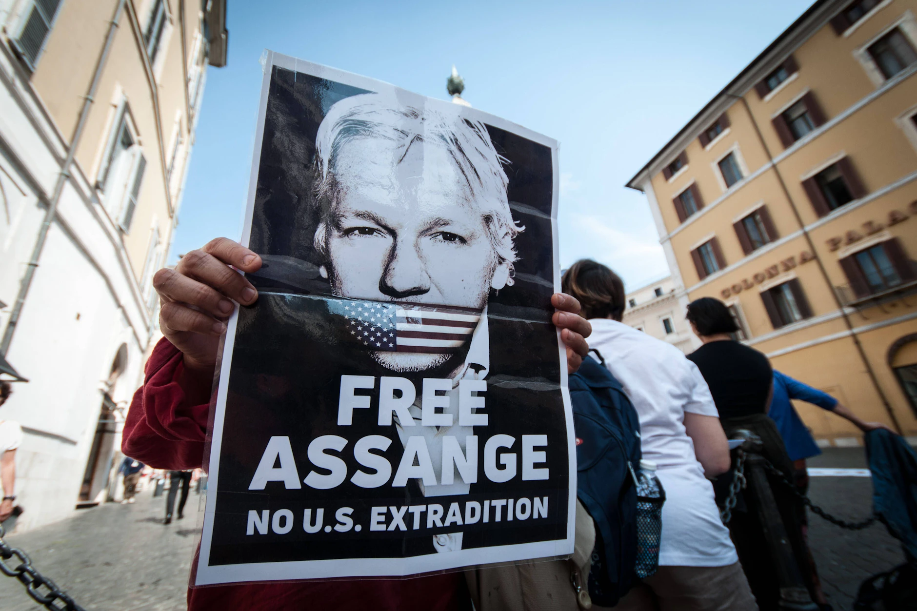 Julian Assange: „WikiLeaks beendet Kriege“ – deswegen sollte er ein ...