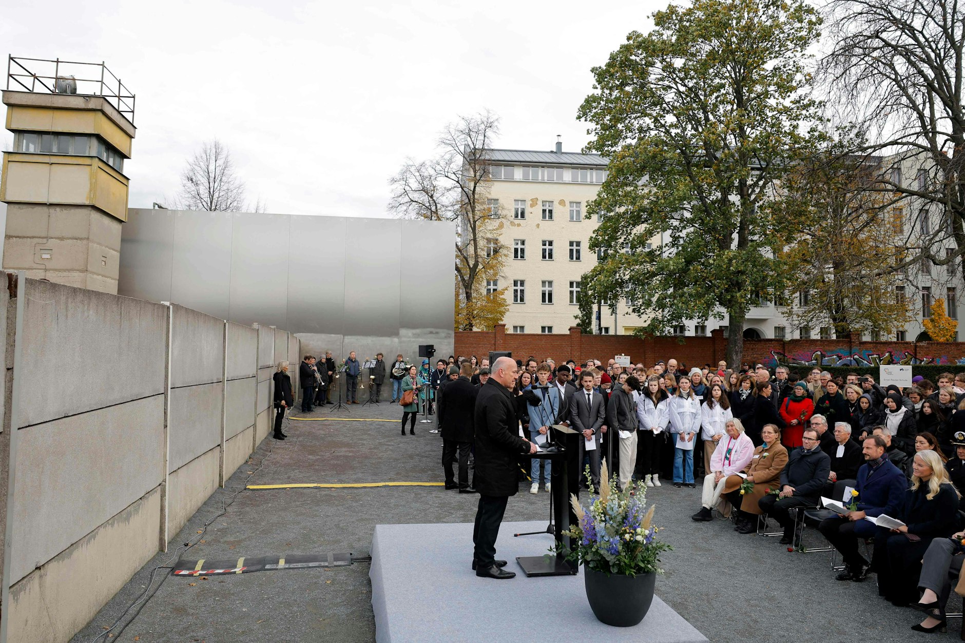 Mauerfall-Gedenken in Berlin: Ergriffen von 34 Jahren friedliche ...