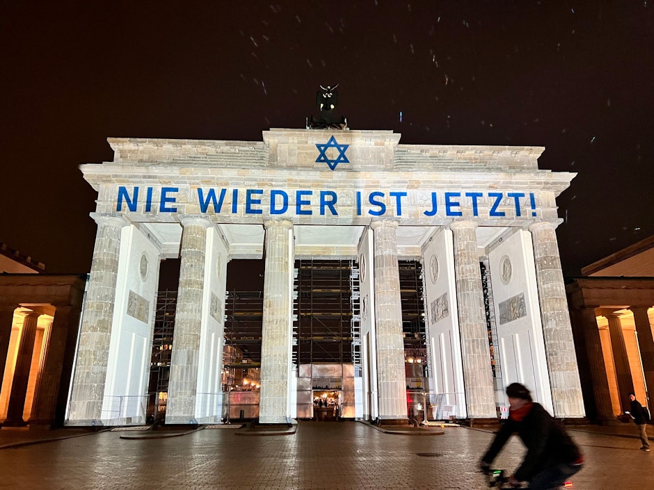 „Nie wieder ist jetzt“: Brandenburger Tor im Gedenken an die Opfer der Pogromnacht und als ...