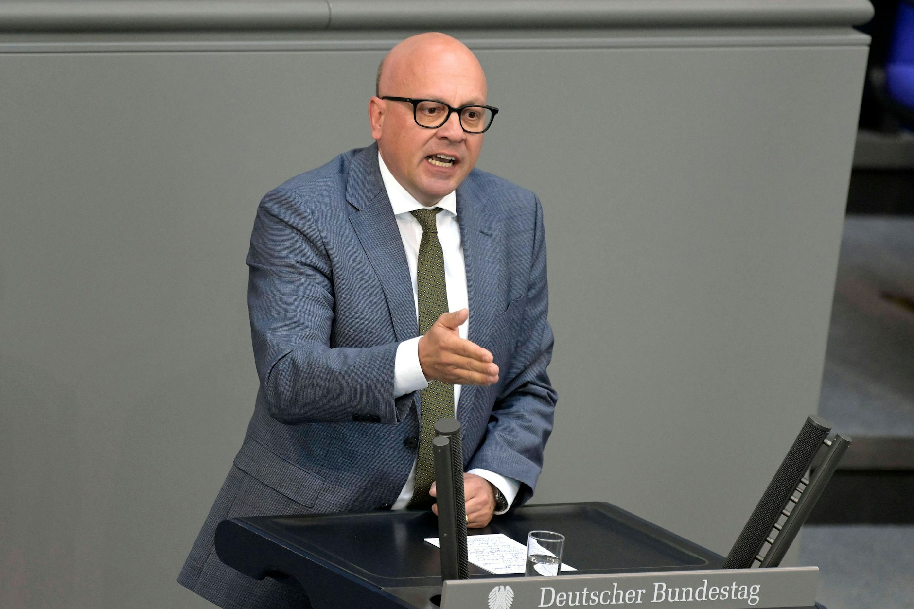 Neues Einbürgerungsgesetz: Kritiker sehen für Migranten zu viele ...