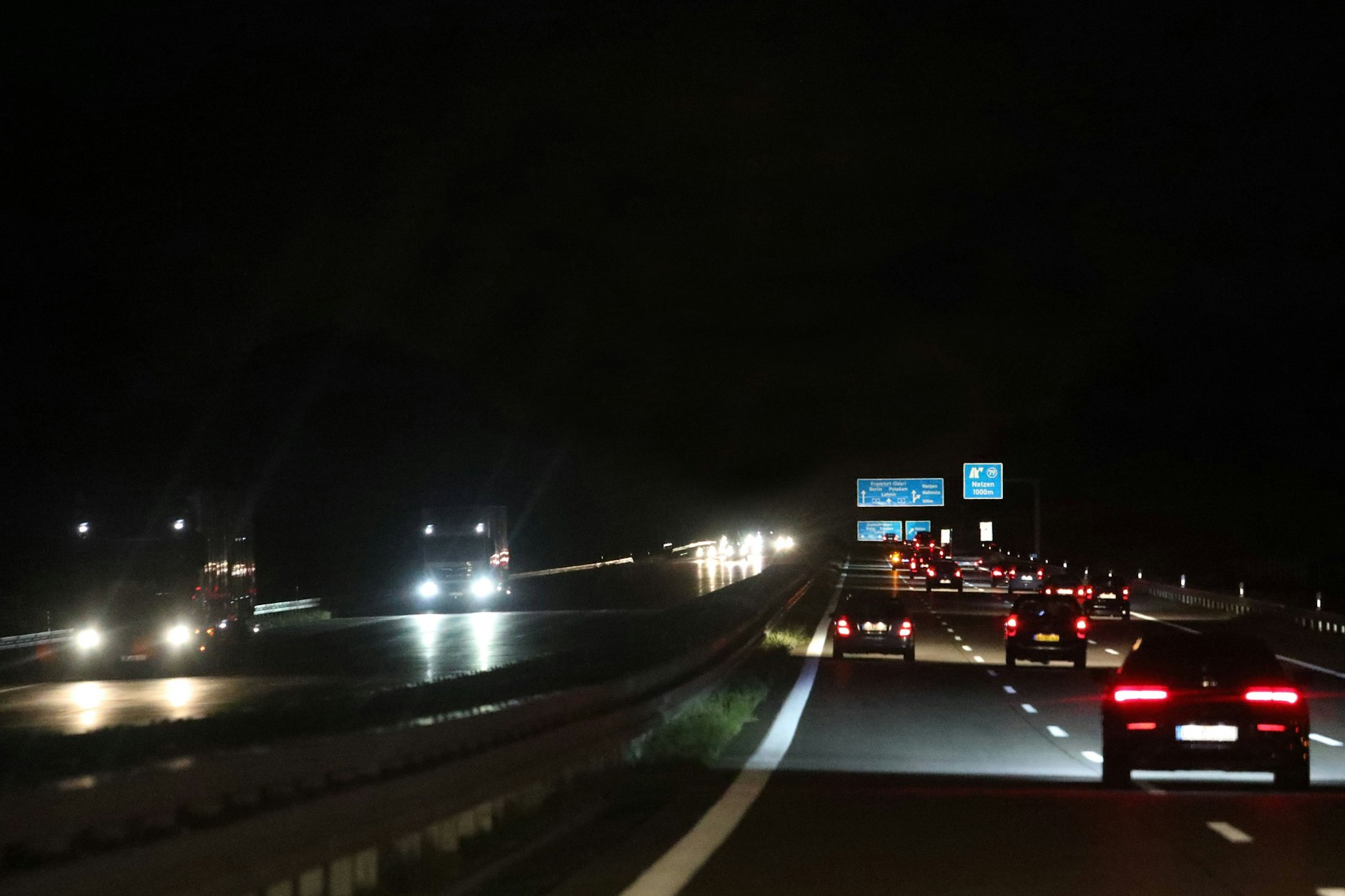 Schwerer Unfall auf A2: Acht Verletzte, davon drei Kinder