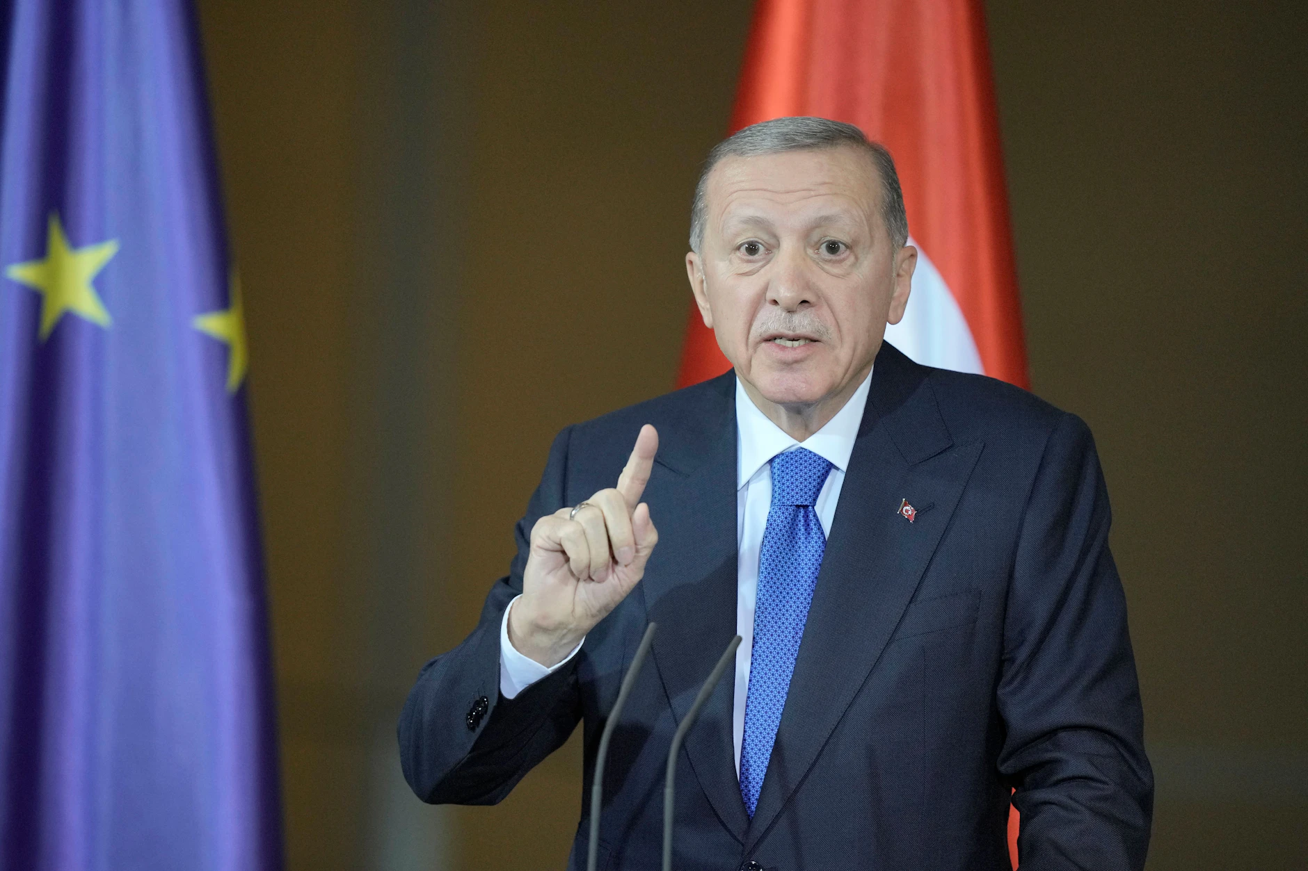 Erdogan in Berlin – türkische Zeitungen kommentieren: „Die deutschen ...