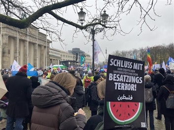 Liveticker Friedensdemo in Berlin: Tausende Teilnehmer – Redebeiträge von Wagenknecht, Krone ...