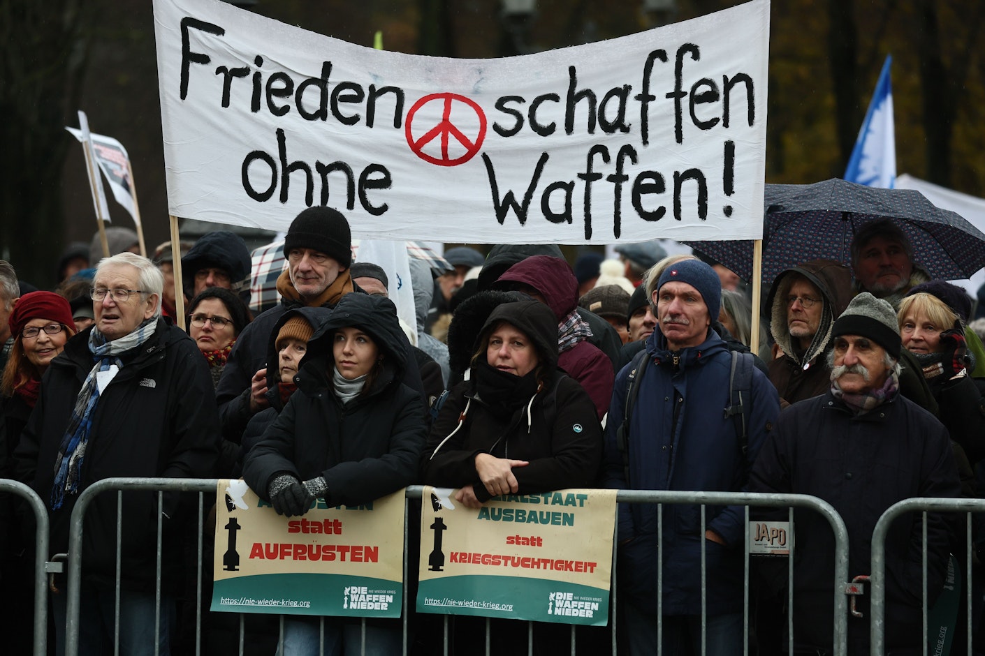 Liveticker Friedensdemo in Berlin: Tausende Teilnehmer – Redebeiträge von Wagenknecht, Krone ...