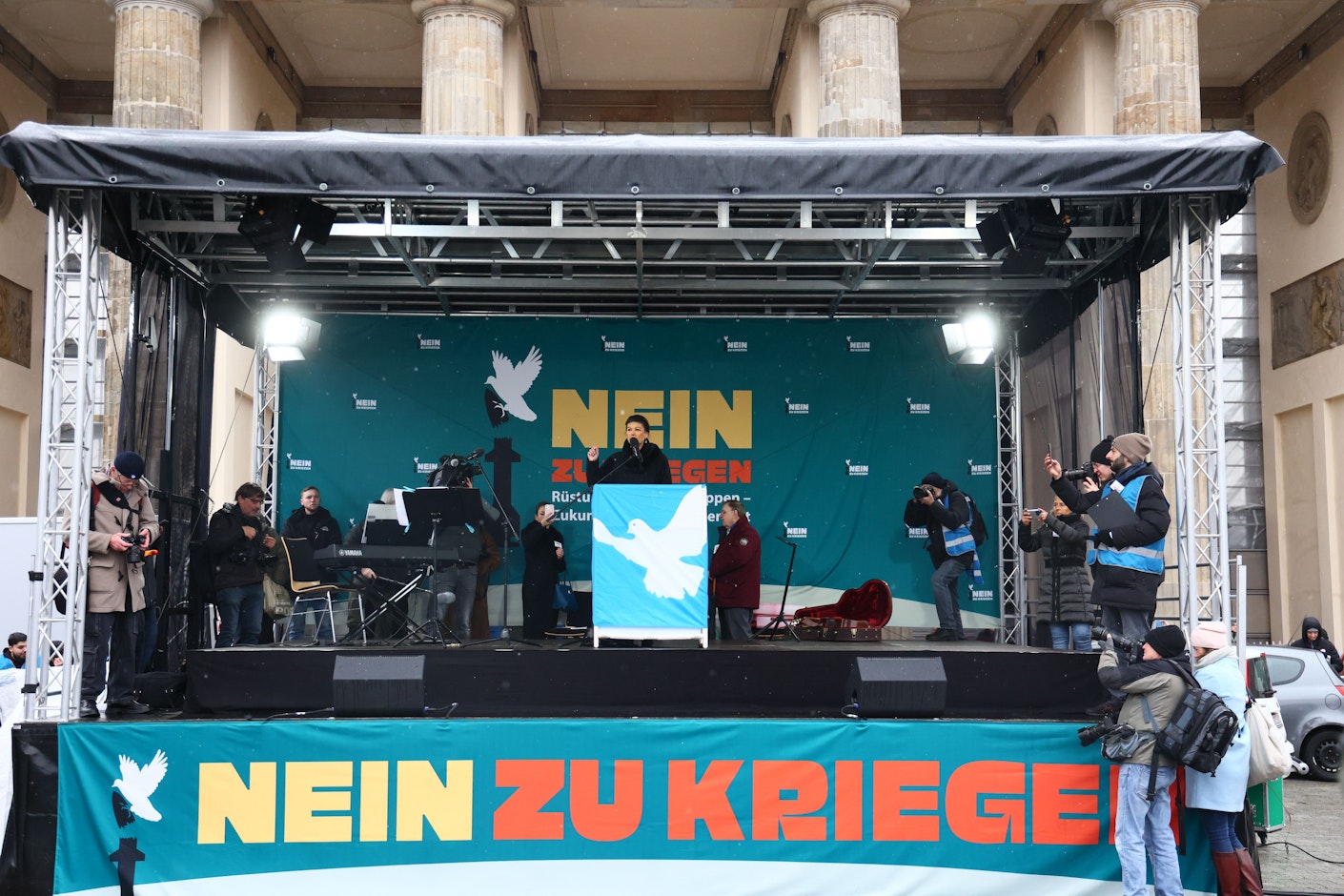 Liveticker Friedensdemo in Berlin: Tausende Teilnehmer – Redebeiträge von Wagenknecht, Krone ...