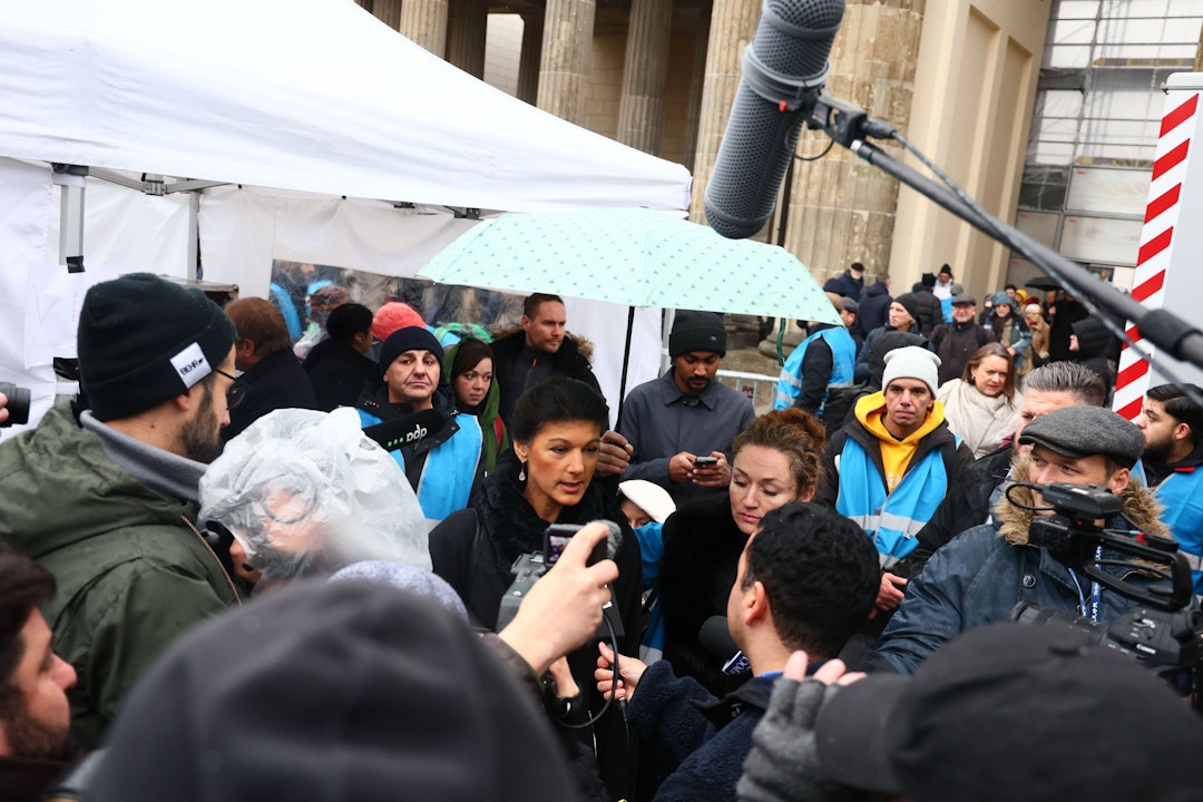 Liveticker Friedensdemo in Berlin: Tausende Teilnehmer – Redebeiträge von Wagenknecht, Krone ...