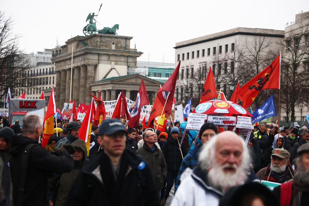 Liveticker Friedensdemo in Berlin: Tausende Teilnehmer – Redebeiträge von Wagenknecht, Krone ...