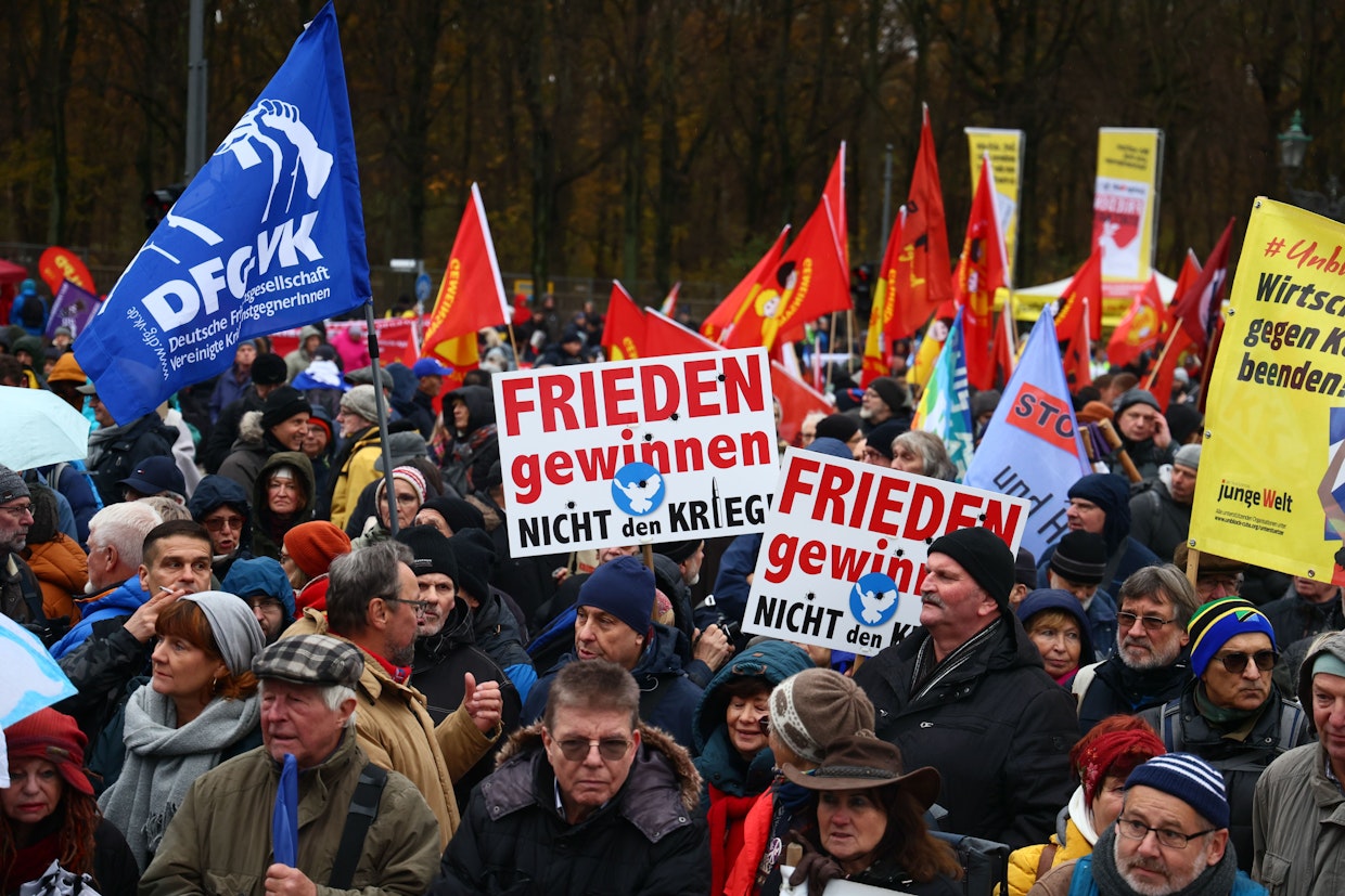 Liveticker Friedensdemo in Berlin: Tausende Teilnehmer – Redebeiträge von Wagenknecht, Krone ...