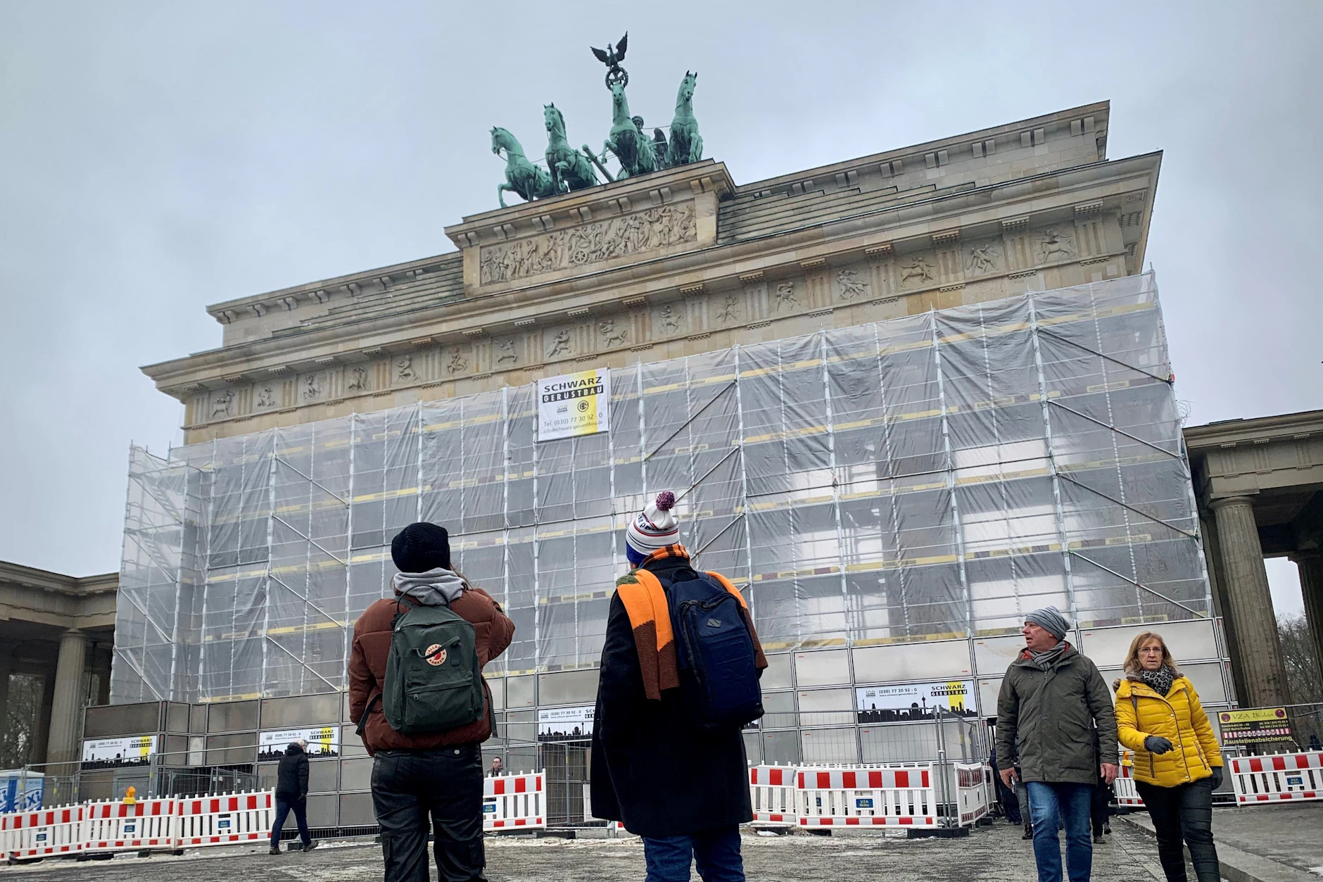 Brandenburger Tor: Reinigung beendet – ist die Farbe wirklich ganz weg?