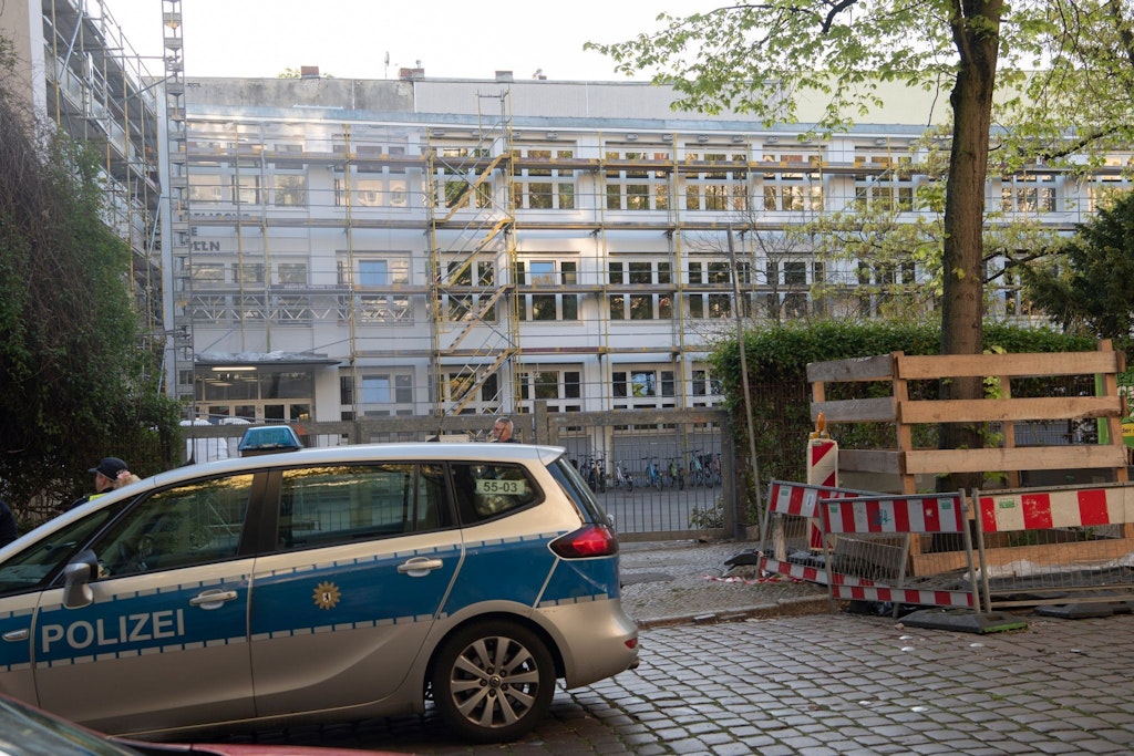 Zwei Kinder auf Neuköllner Schulhof mit Messer lebensgefährlich verletzt – Prozess gegen Berhan ...