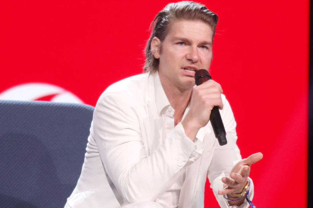 Jeremy Fragrance posiert mit Rechtsextremen – Sky beendet Reality-Doku!