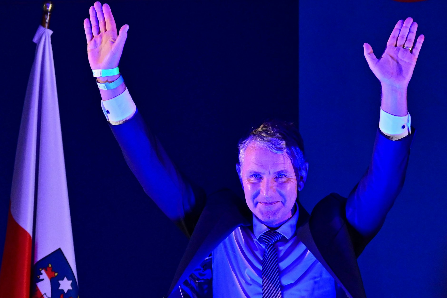 Björn Höcke lässt Publikum Nazi-Parole grölen: „Alles für Deutschland ...