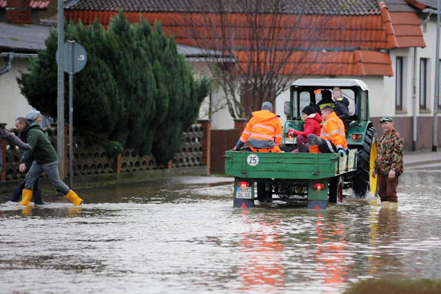 Hochwasser in Teilen Deutschlands +++ Dorf evakuiert +++ Sturmfluten ...
