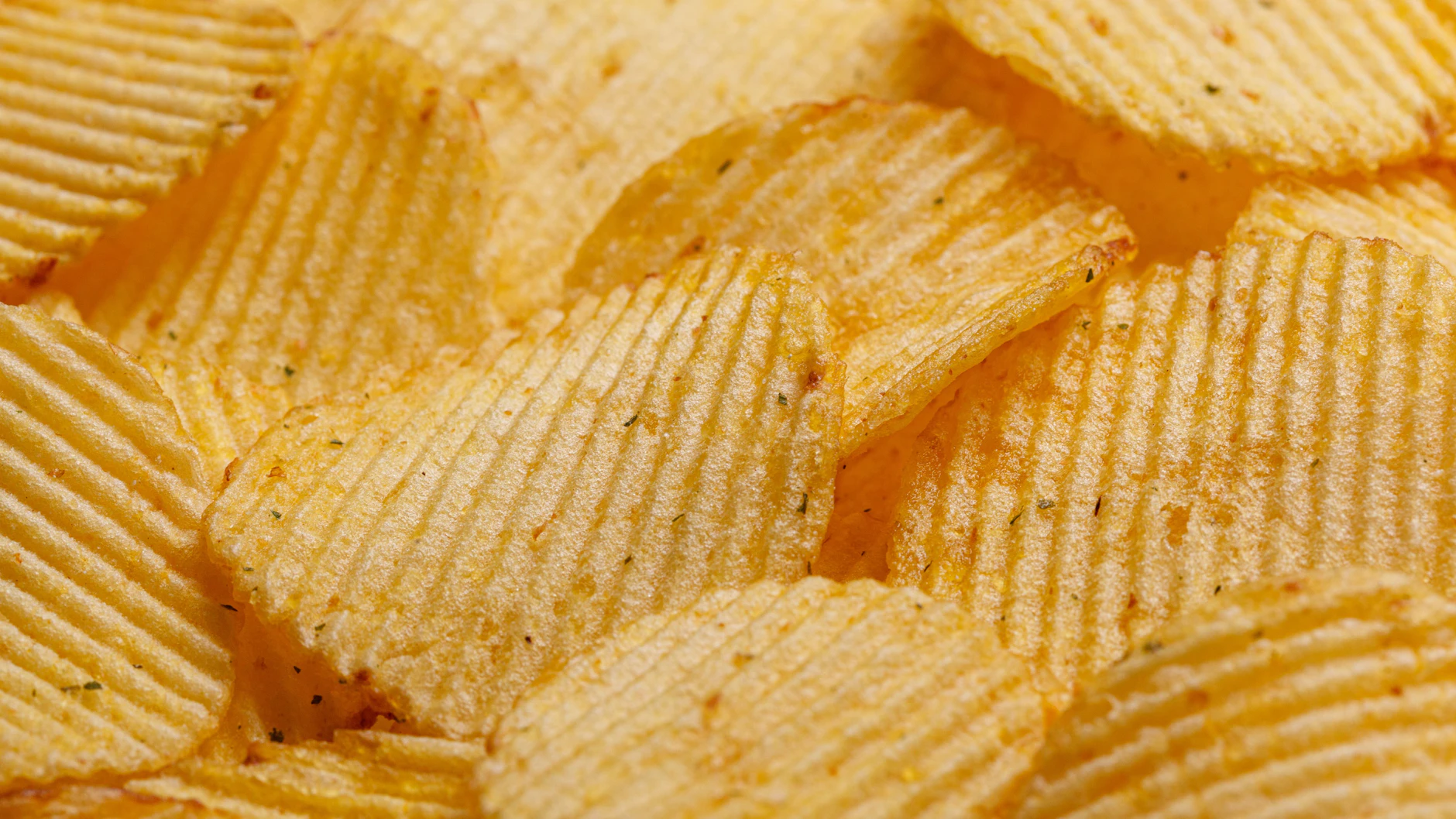 So essen Sie die Chips von Pringles und Co. richtig!