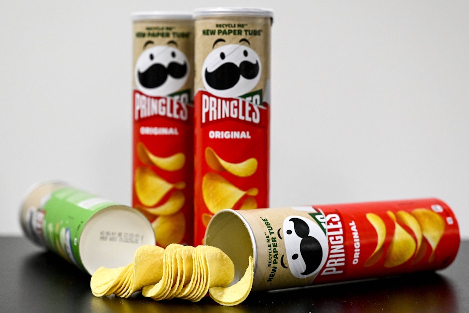 So essen Sie die Chips von Pringles und Co. richtig!