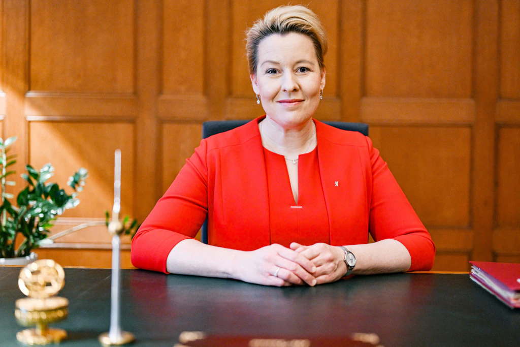 Franziska Giffey hält sich Spitzenkandidatur für Berliner ...
