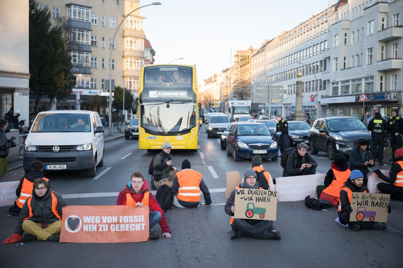 Klimakleber blockieren Straßen mit Mini-Traktoren