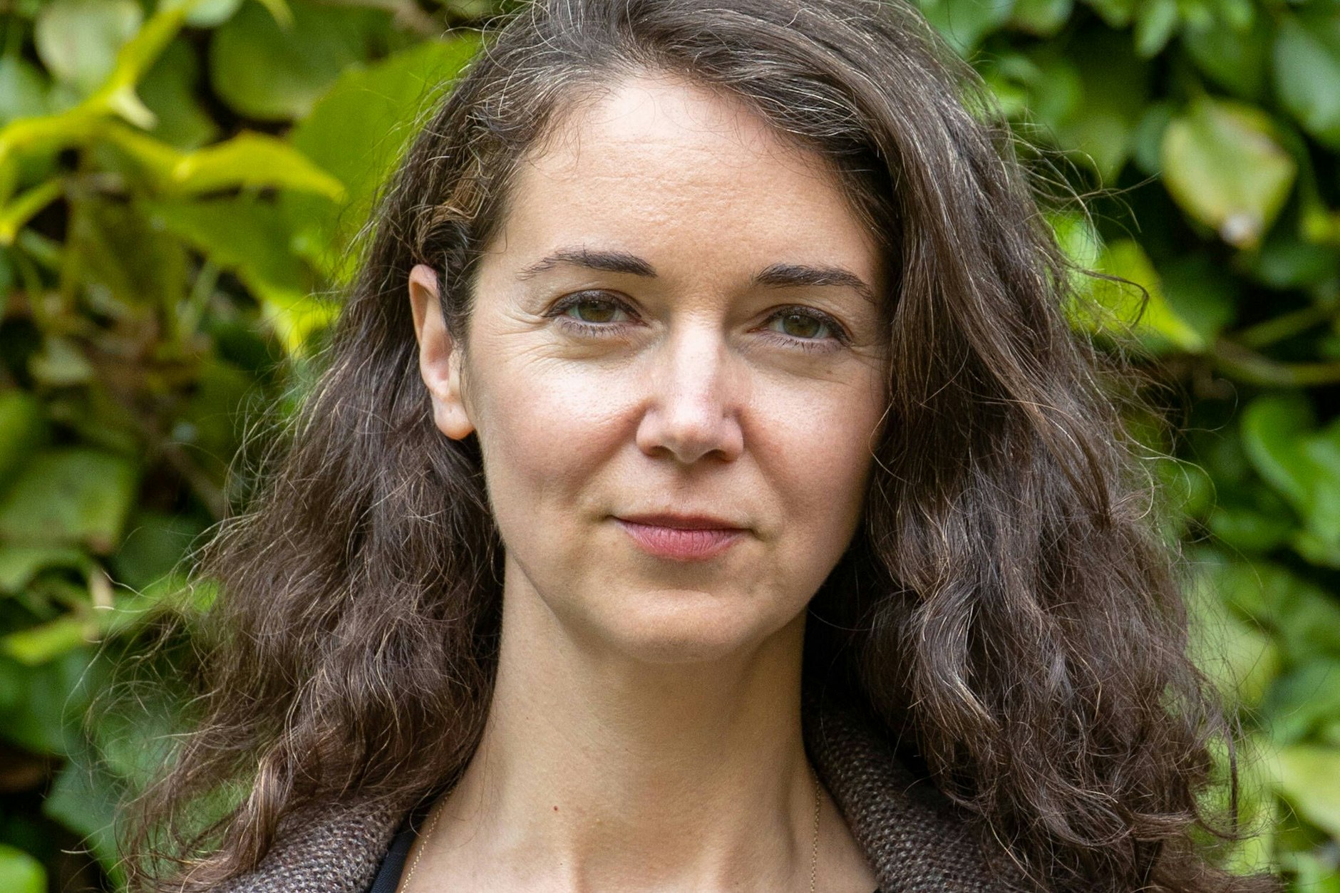 „Lichtungen“ von Iris Wolff: Ein Roman wie eine Matroschka – Buchkritik