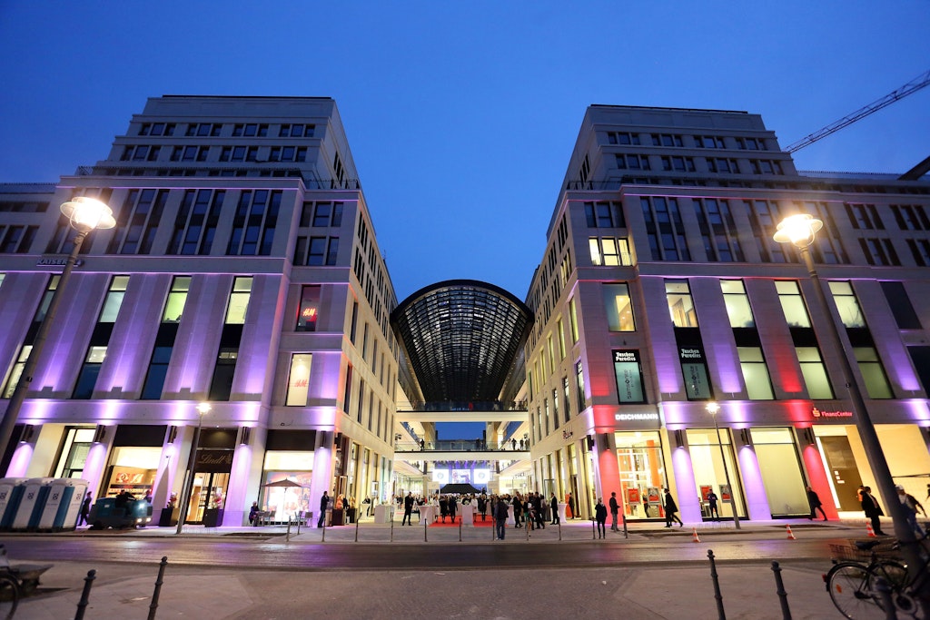 „Heil Hitler“ und „Nazi“: Frau attackiert in der Mall of Berlin die Polizei