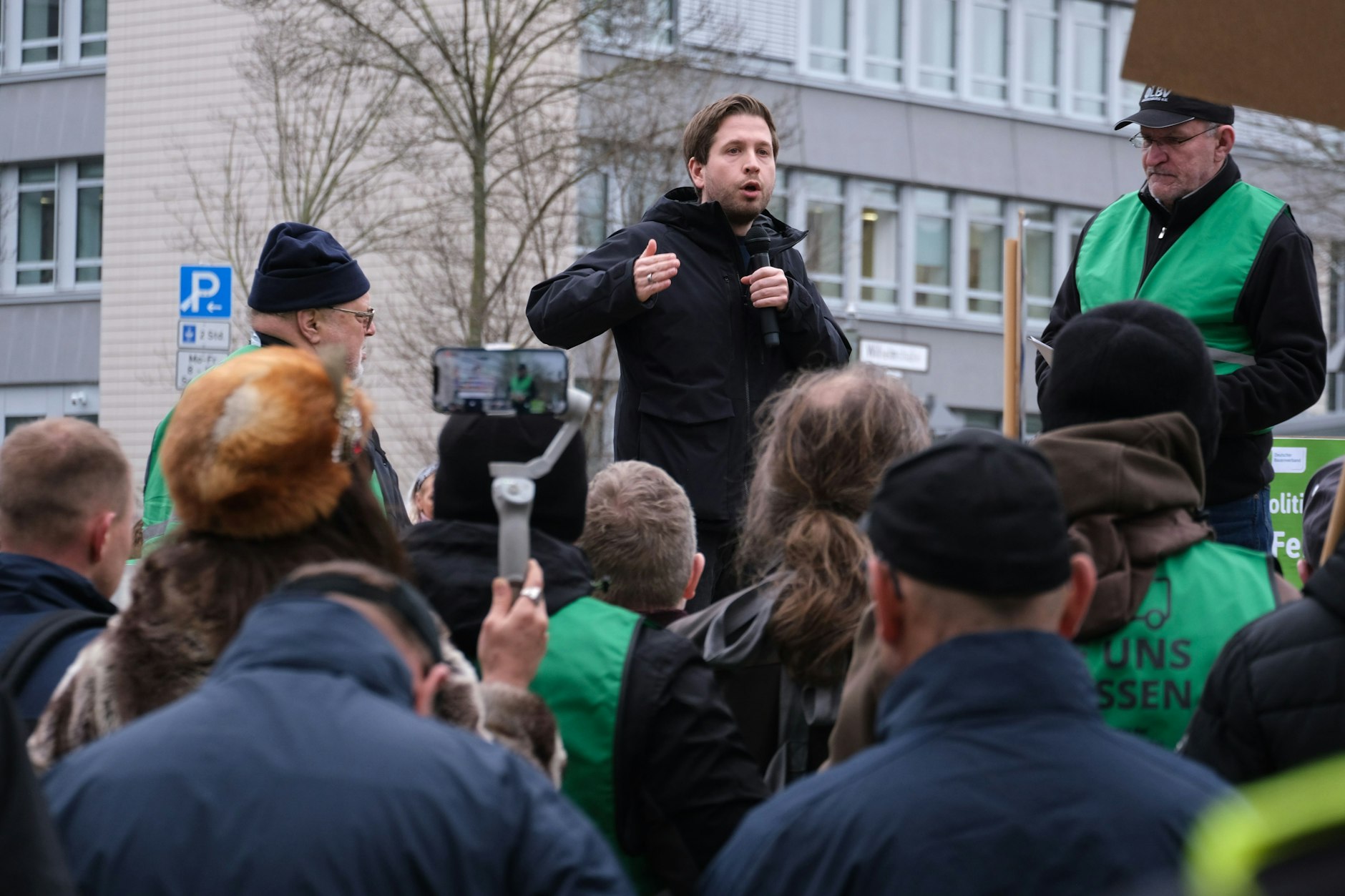 Bauernproteste in Berlin: Wütende Landwirte gegen SPD-Chef Kevin ...