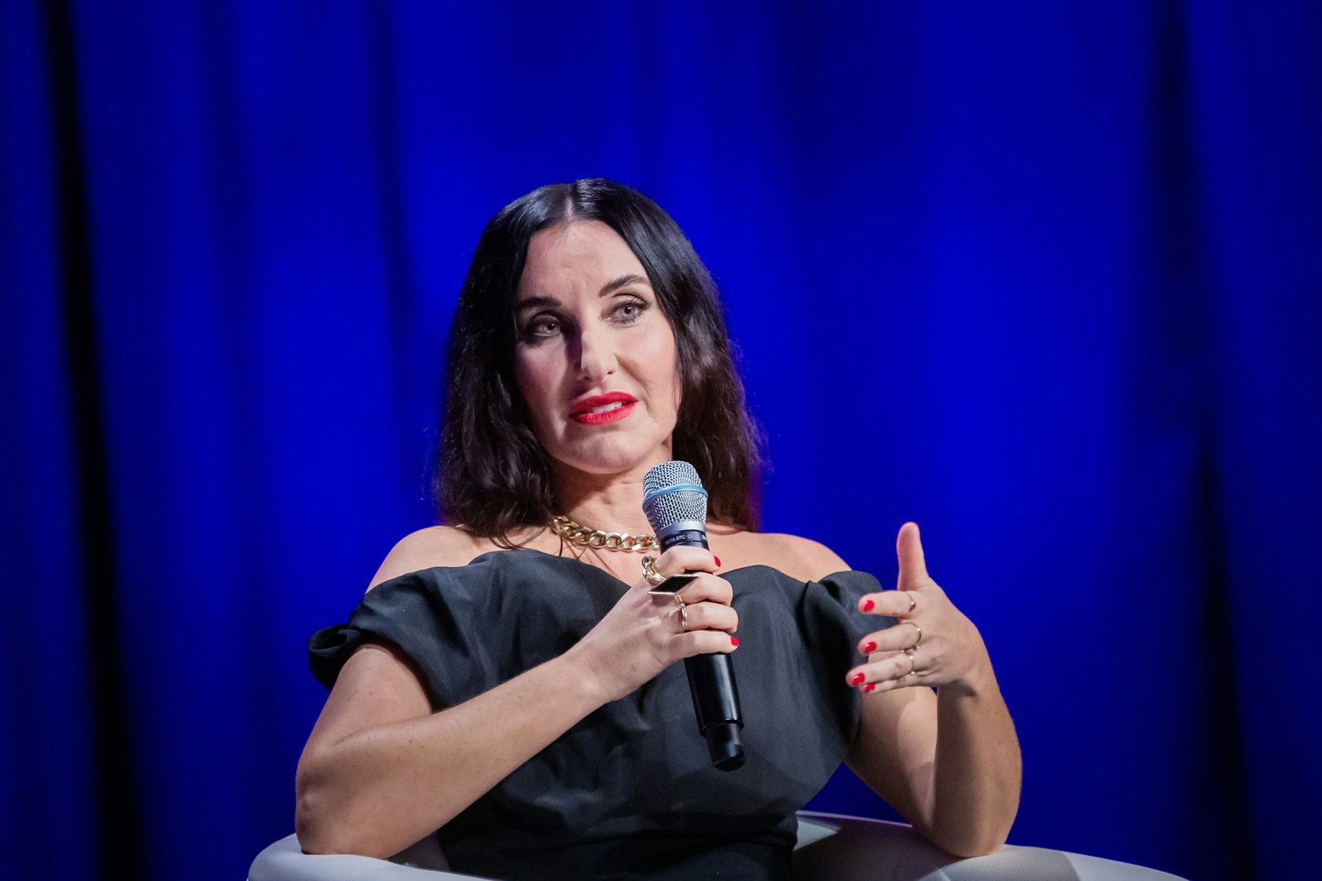 Mirna Funk verbringt Zeit mit Gott unter der Dusche