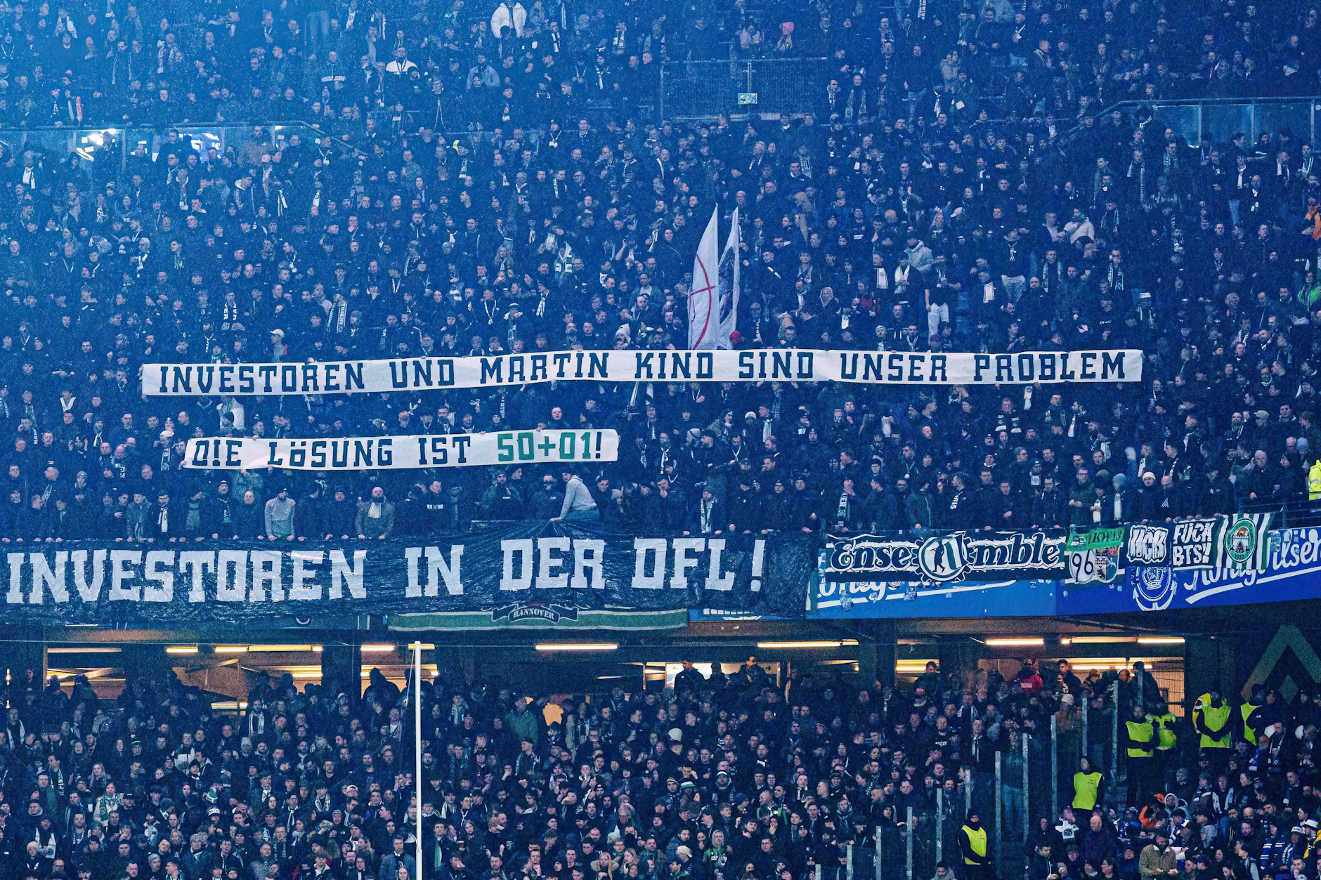Schlösser und Banner: HSV gegen 96 wegen Protesten vor Abbruch
