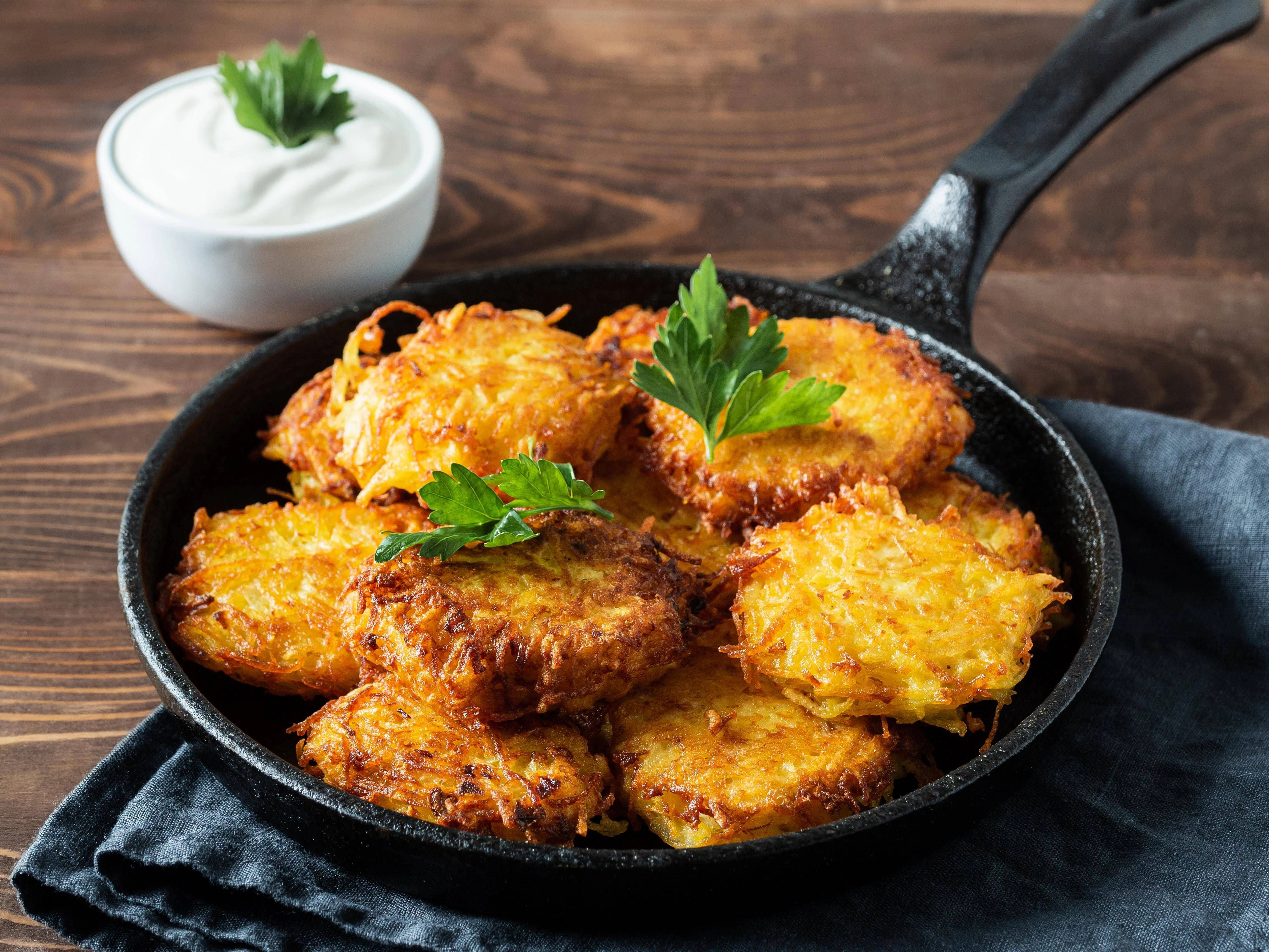 Kartoffelpuffer Rezept So Zaubern Sie Saftige Knusprige Reibekuchen