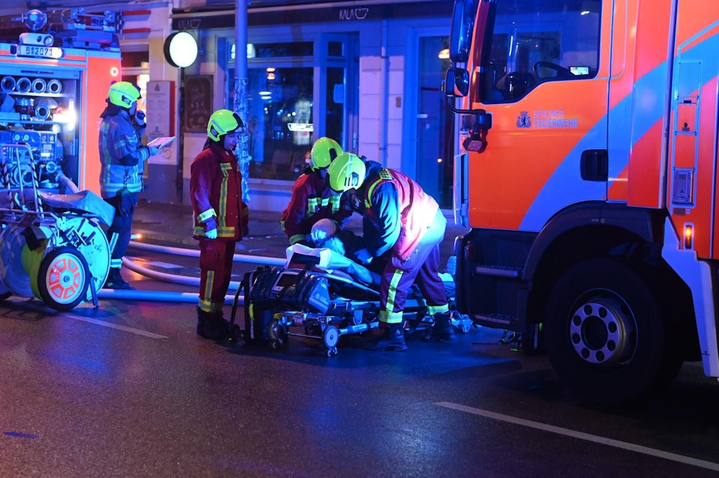 Feuer-Alptraum in Friedrichshain: Großeinsatz in der Warschauer Straße ...
