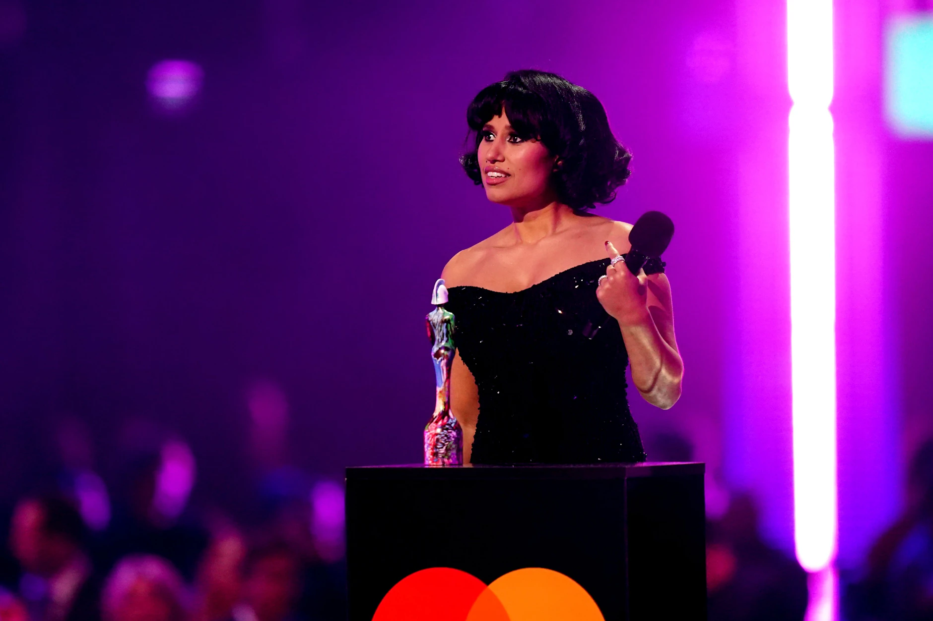 Brit Awards 2024: Raye räumt ab, Zuschauer langweilen sich