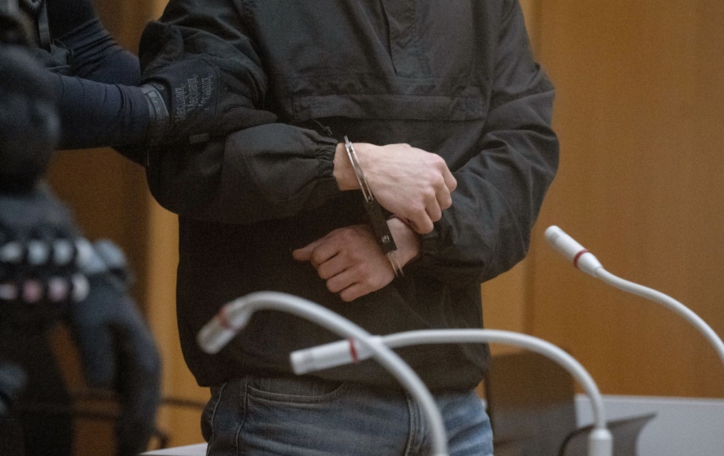 Lange Haftstrafe für Handgranaten-Wurf bei Trauerfeier