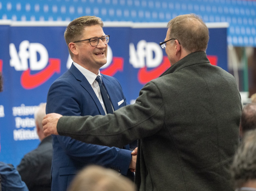 Von Protesten begleitet: AfD Brandenburg wählt Réne Springer zum neuen Chef