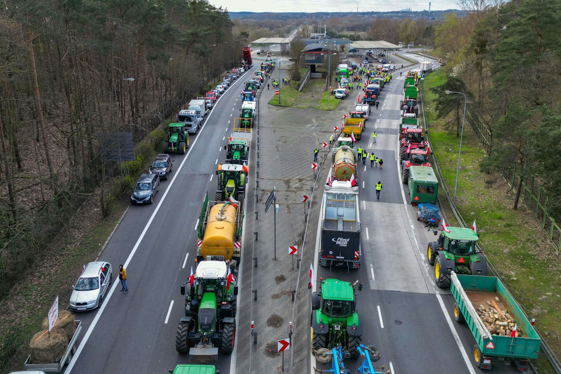 A12-Blockade könnte über Osterfeiertage fortgesetzt werden – Bauern ...