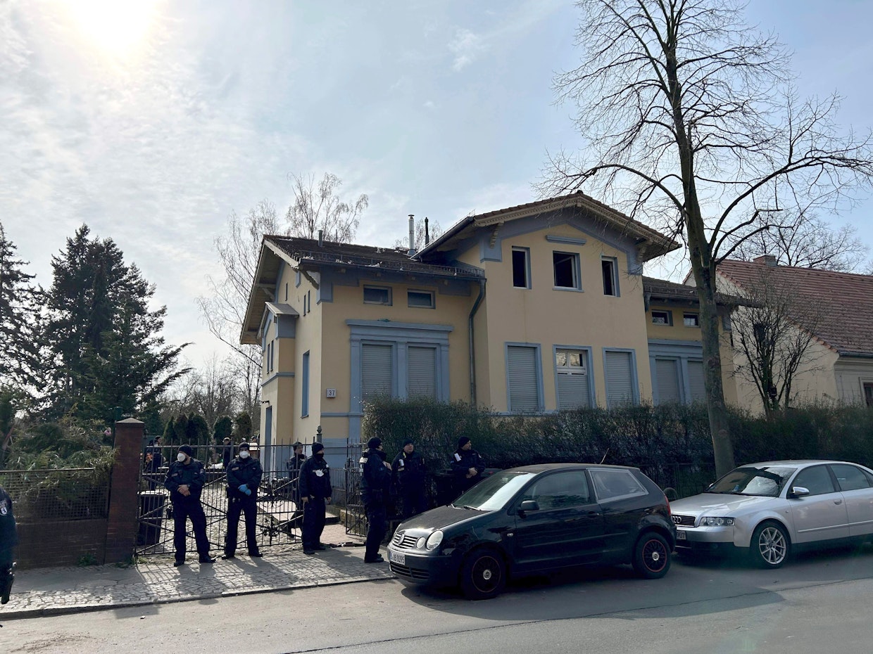 Räumung der Remmo-Villa in Berlin-Neukölln: Clan hinterlässt Haus in ...