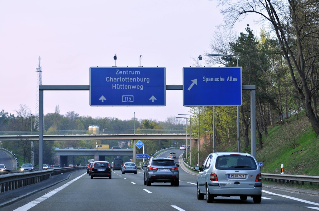 Avus: Unfall auf der A115 in Berlin: Fünf Verletzte, ein Mensch in Lebensgefahr