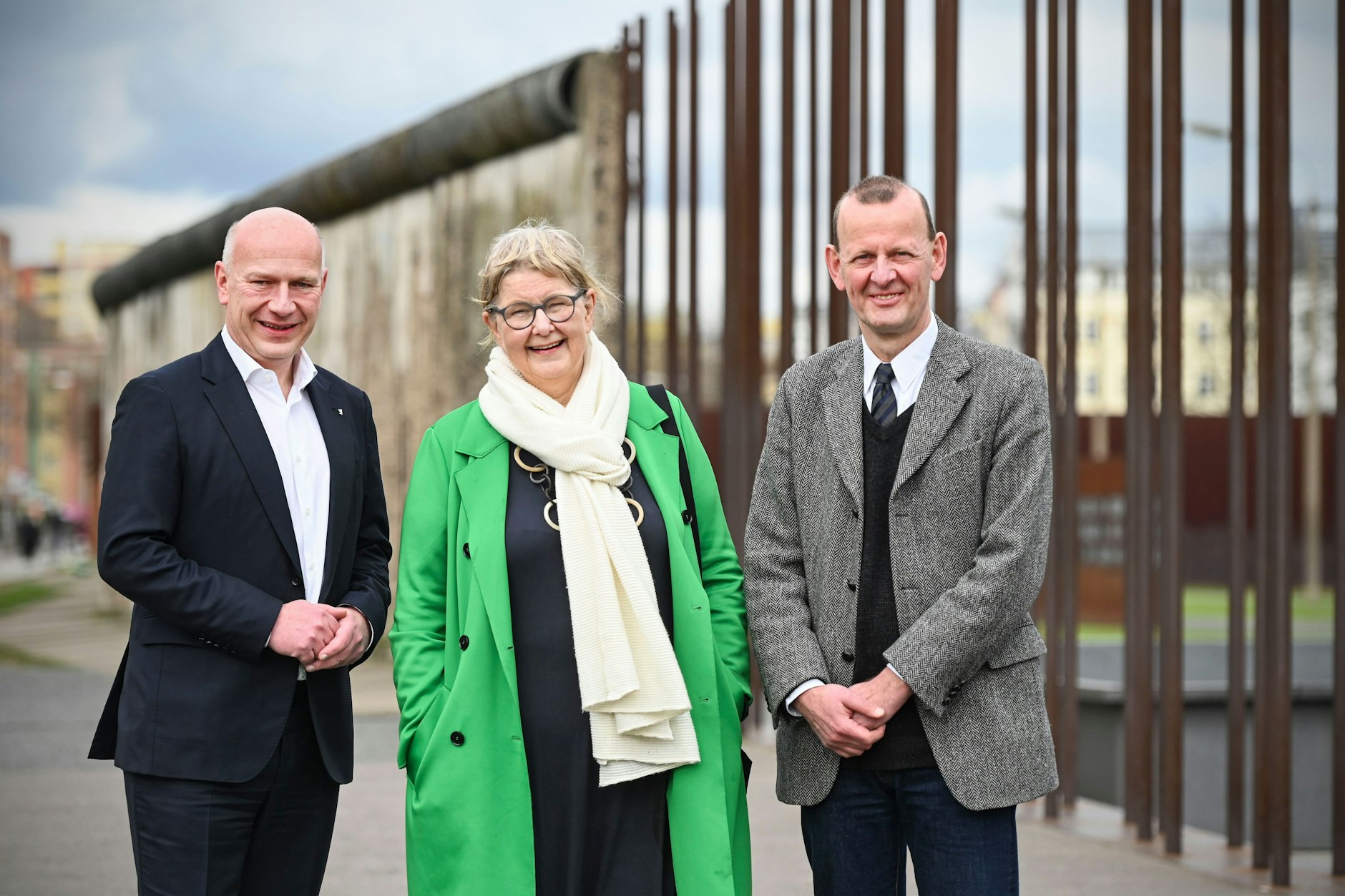 35 Jahre Mauerfall: Aktion mit Protestplakaten soll in Berlin „Freude ...