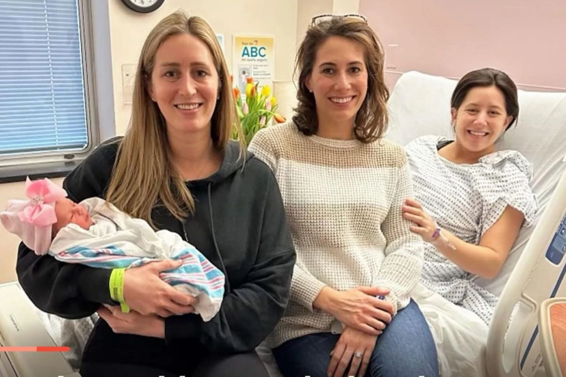 Zwei Schwestern verhalfen dritter Schwester zu ihrem Baby