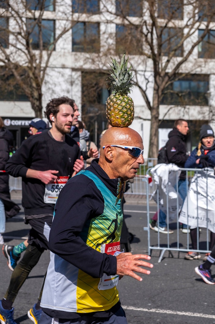 Berliner Halbmarathon 2024 am Sonntag: Moshe Lederfien läuft mit Ananas ...