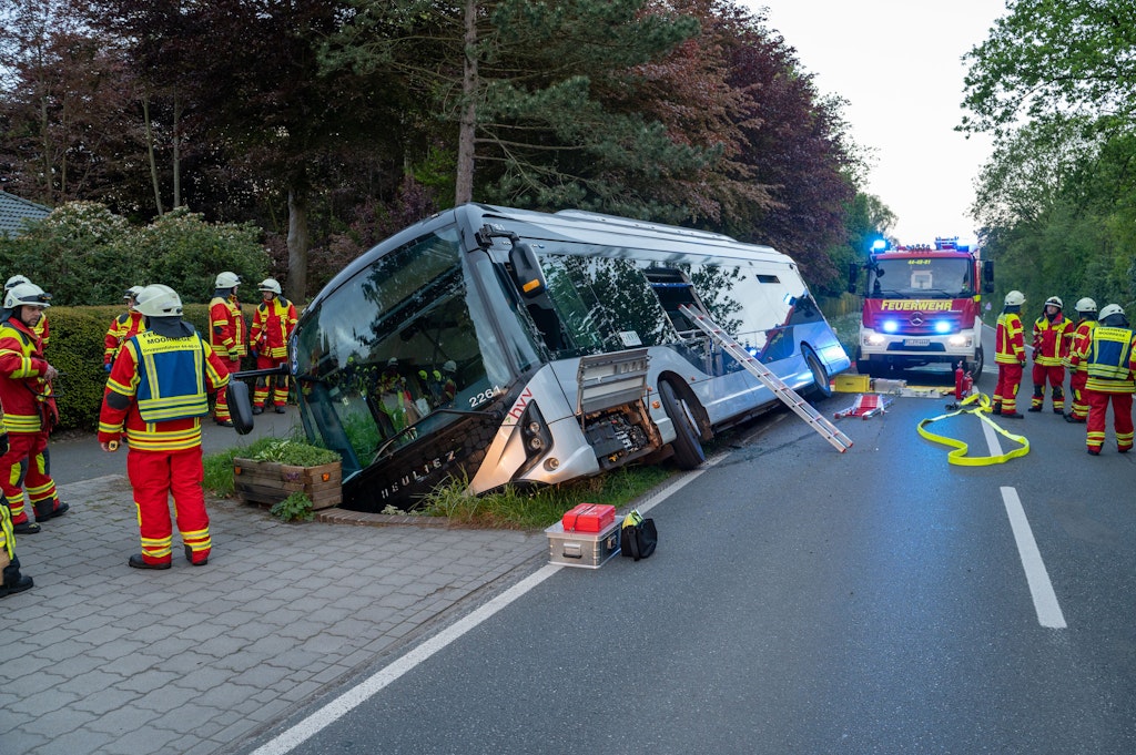 Linienbus kommt von der Straße ab – mehrere Verletzte